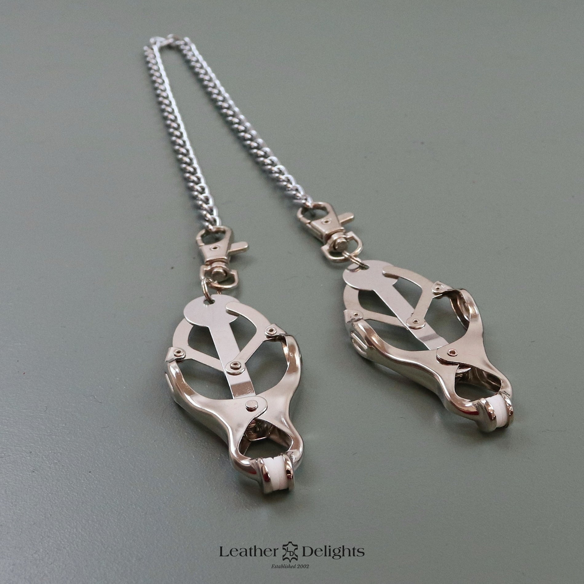 Clover Clamps with Chain – Leather Delights